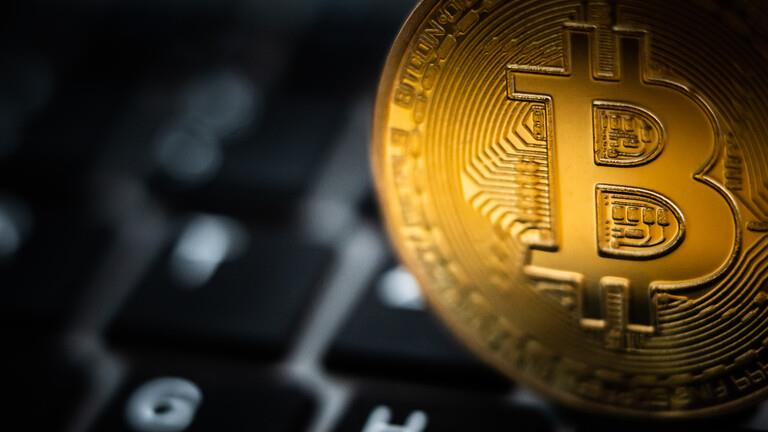 سعر البيتكوين يرتفع فوق ألف دولار